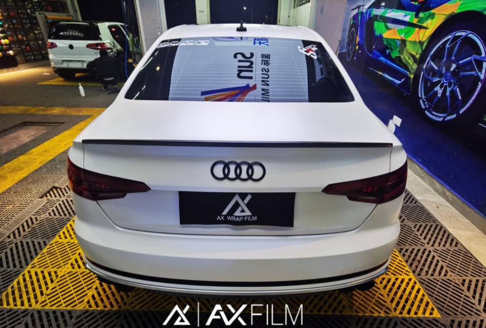 奥迪A4L｜AX-电光白变蓝