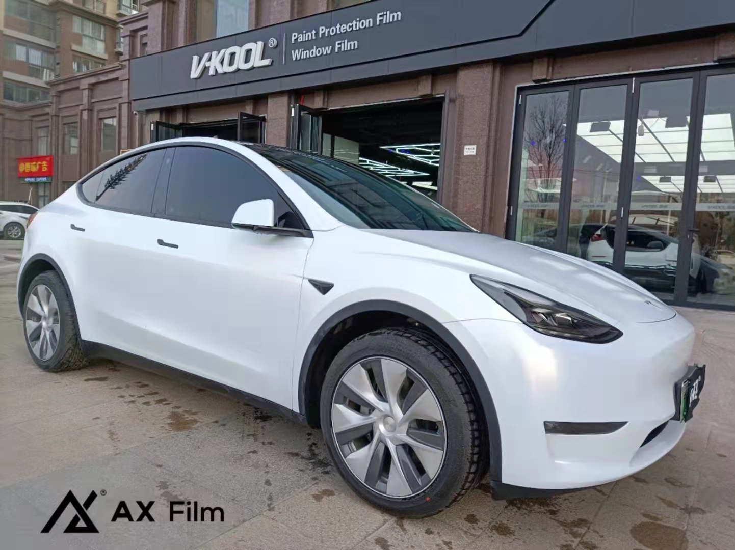 特斯拉ModelY｜AX-电光白变金