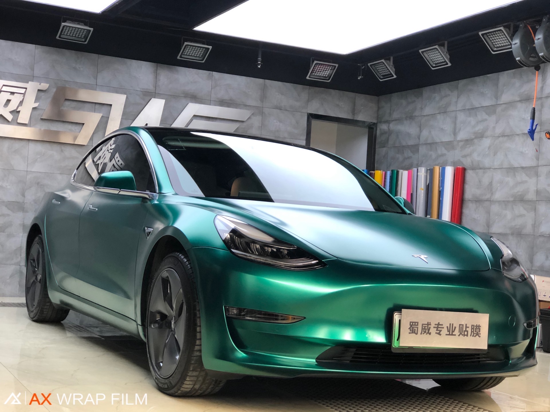 特斯拉ModelY｜AX-电光白变金