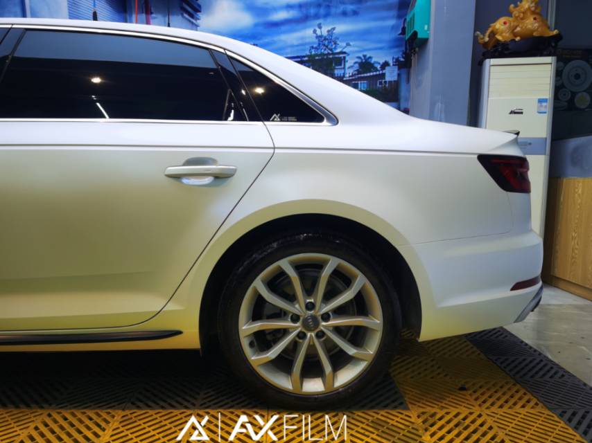 奥迪A4L｜AX-电光白变蓝