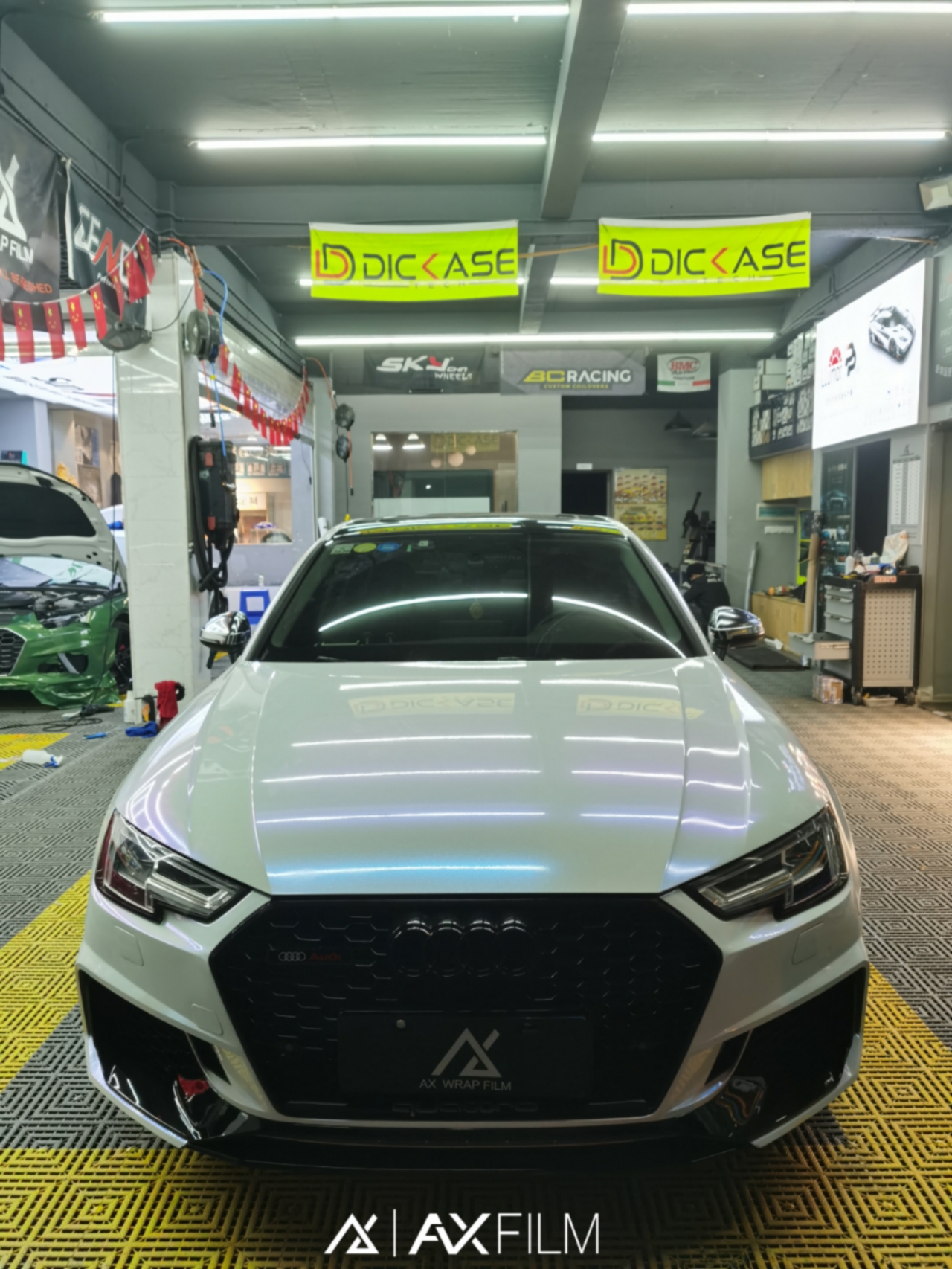 奥迪 A4L｜AX-钻石白蓝