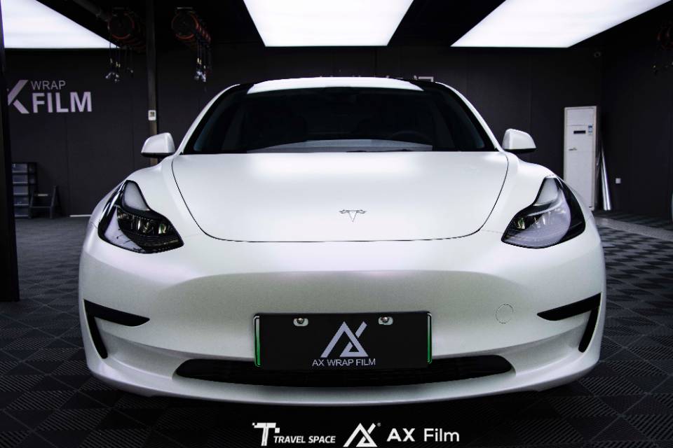 特斯拉 ModelY | AX- 电光白变红