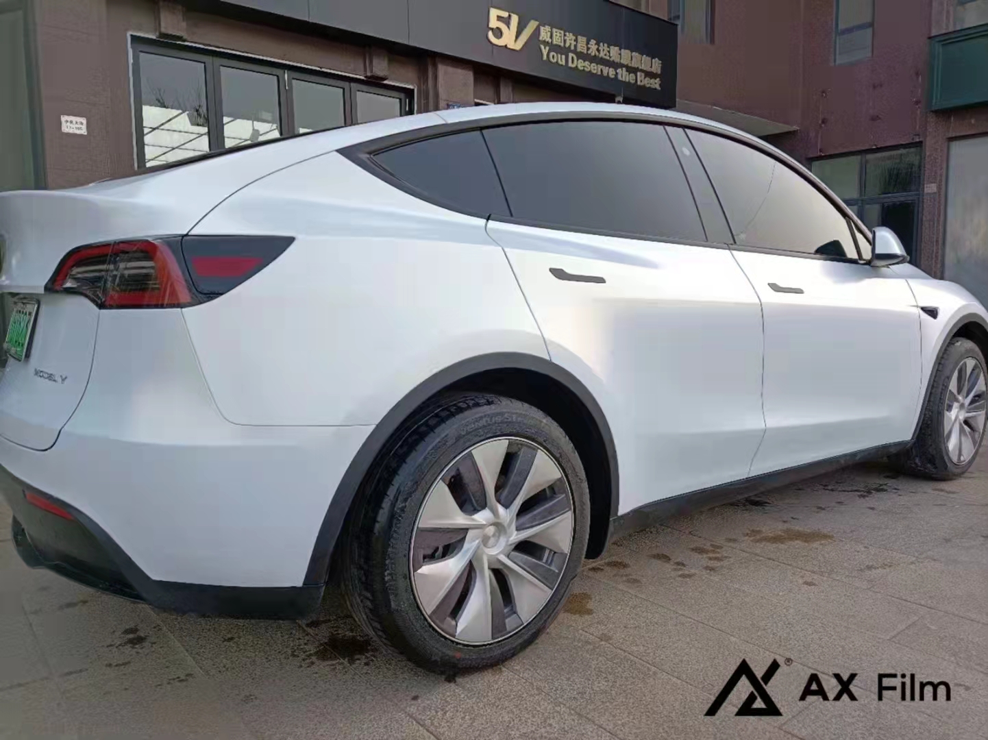 特斯拉ModelY｜AX-电光白变金