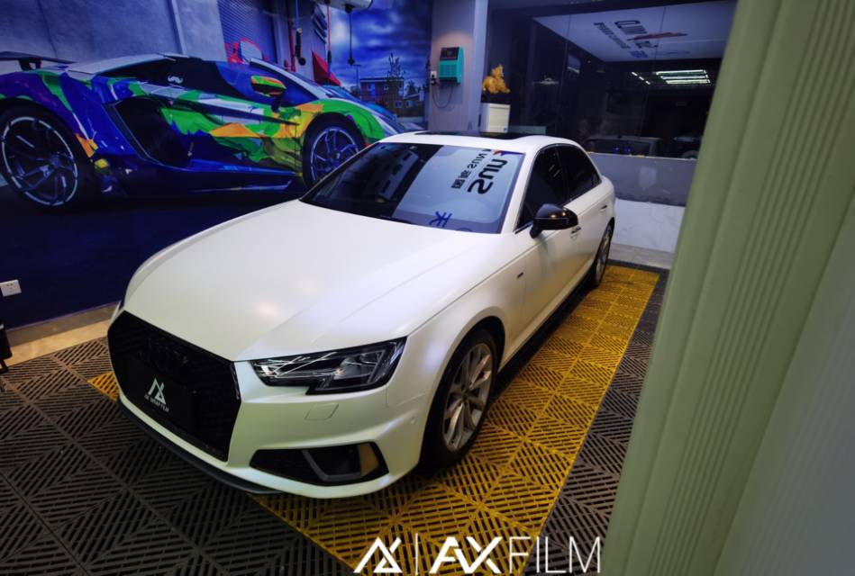 奥迪A4L｜AX-电光白变蓝