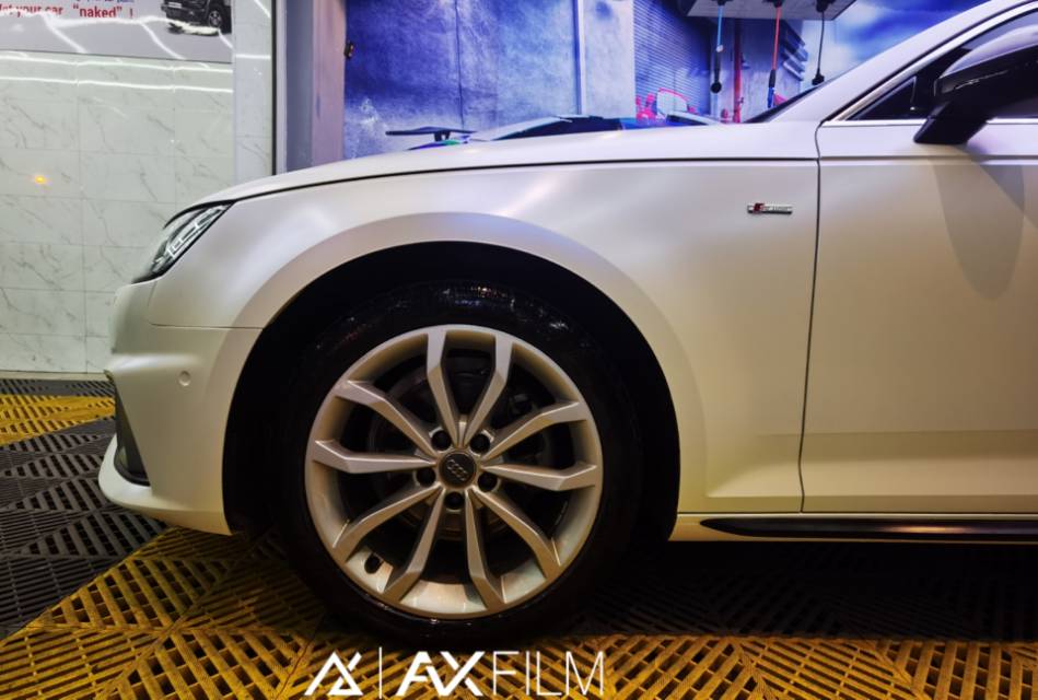 奥迪A4L｜AX-电光白变蓝