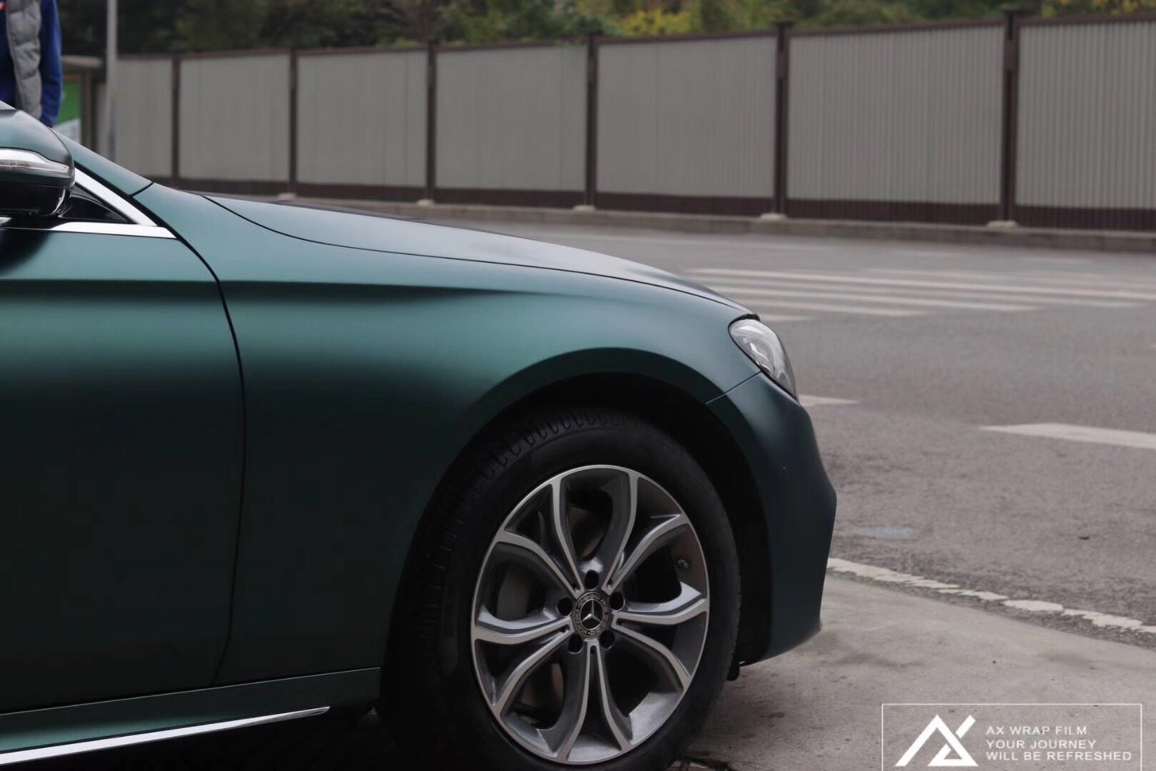 奔驰E350L AX-电光墨绿