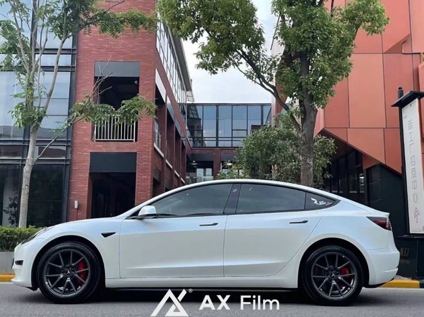 特斯拉 ModelY | AX- 电光白变红