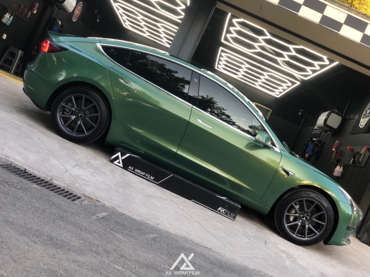 特斯拉 model3｜AX-PET虹彩祖母绿